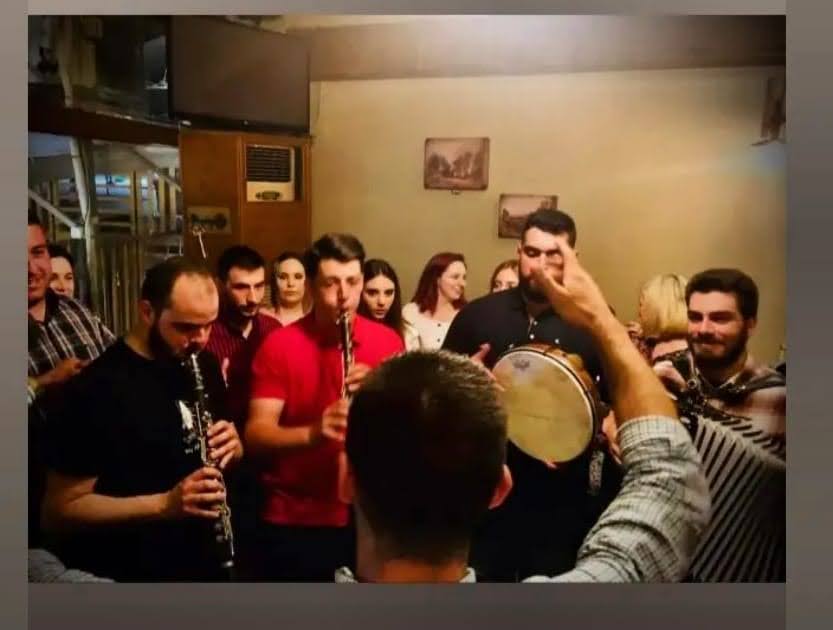 ΠΡΟΒΑ ΕΝΗΛΙΚΩΝ ΣΥΝΔΕΣΜΟΥ ΣΤΗΝ ΤΑΒΕΡΝΑ ΤΟΥ ΧΑΤΖΗΓΙΑΝΝΗ – Σαμαρίνα