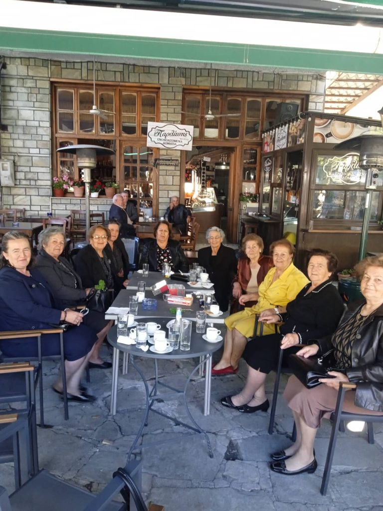 Συνεχιζουν οι γυναικες της Σαμαρινας το εθιμο της πενιταδας . – Σαμαρίνα