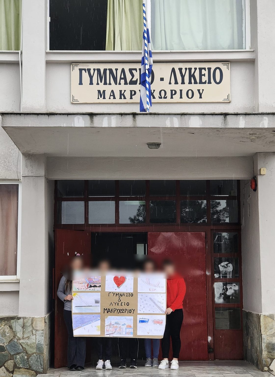 Μαθητες του Γυμνασιου Μακρυχωριου πηγαν φαγητο και νερο στους διασωστες ...